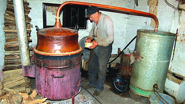 Комшијата што варел ракија минатата недела виц Мотика